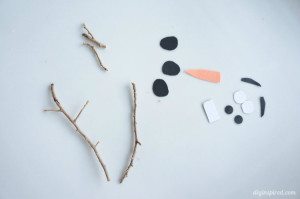 Frozen Gift Wrapping with DIY Olaf Card - DIY Inspired