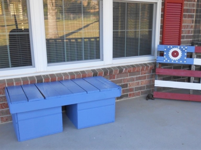 Repurposed Pallet Porch Bench - DIY Inspired