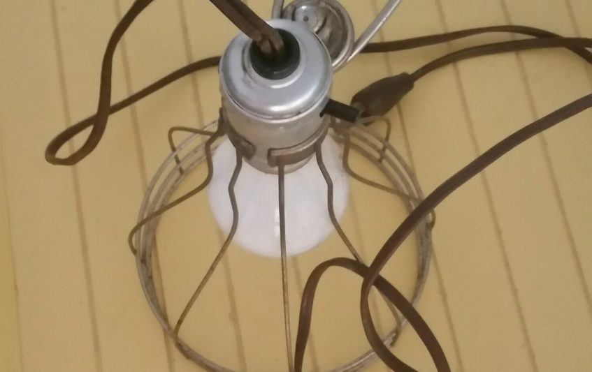 Repurposed Wire Lamp - DIY Inspired