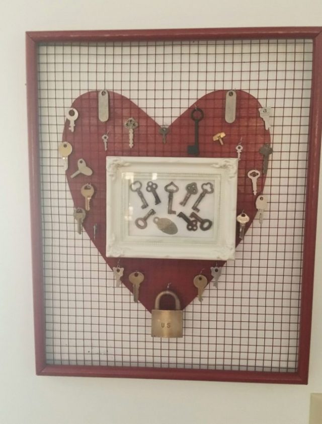 Trash to Treasure Project: Repurposed Frame to Key Display - DIY Inspired